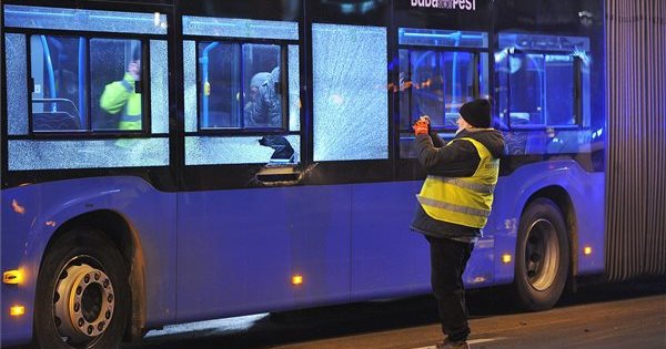 Négy autó és egy busz ütközött Budapesten – halott is van | - Startlap Négy autó és egy busz ütközött Budapesten – halott is van | - Startlap