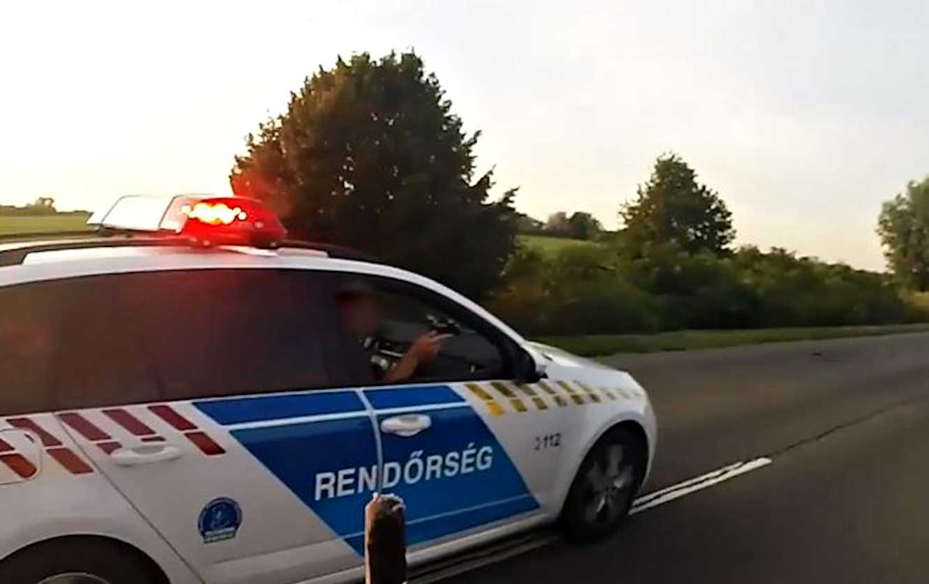Beintett az egykerekező motoros a magyar rendőrautónak - Startlap
