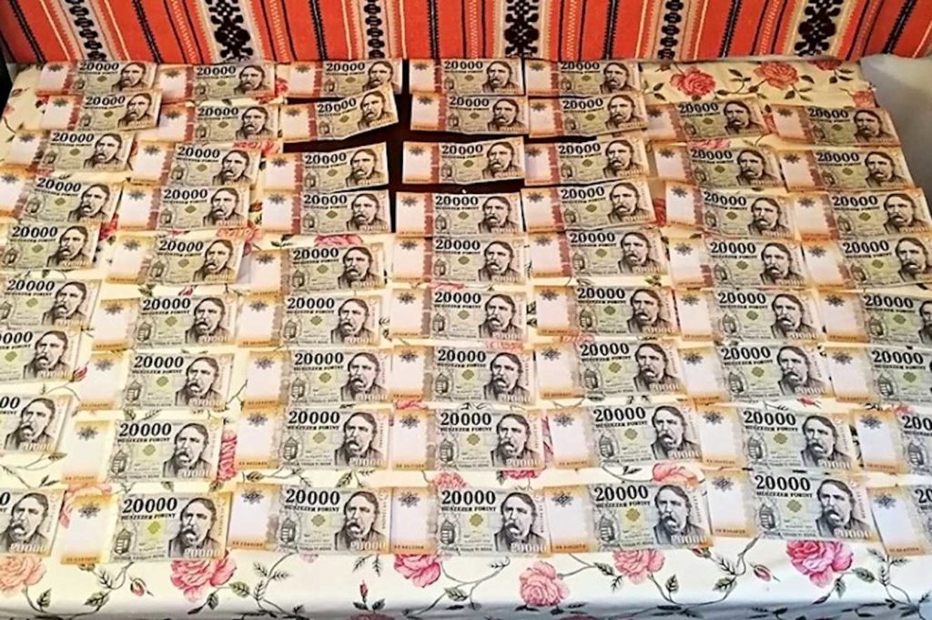 Zoltán eladta a lakását, egyszerre két vevőnek is – nagyon ráfázott ... Zoltán eladta a lakását, egyszerre két vevőnek is – nagyon ráfázott ...