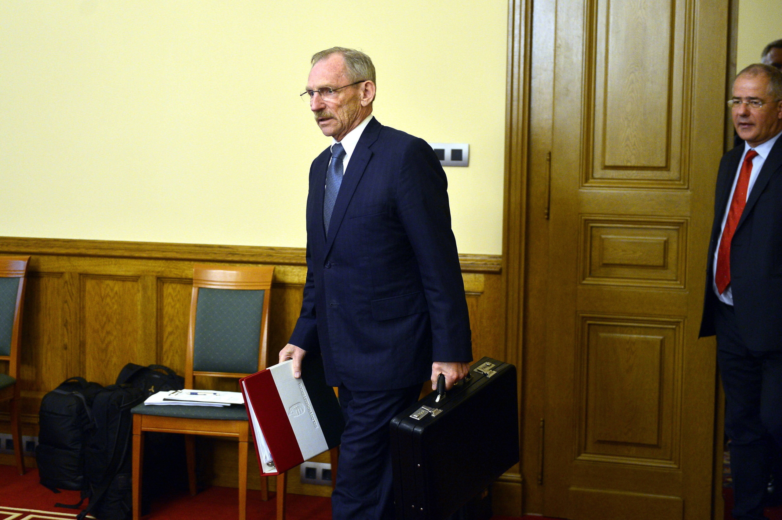 Pintér Sándor átírta az abortusz szabályait - Startlap