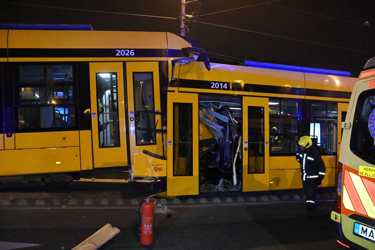 Egymásnak ütközött két villamos Budapesten - Startlap