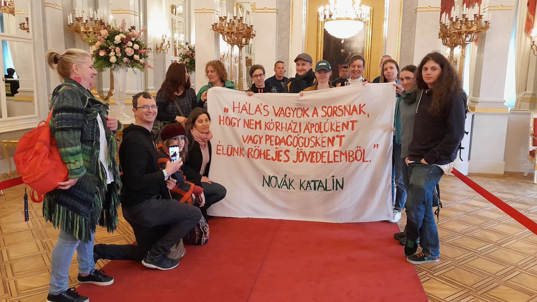 Demonstráló pedagógusok és diákok beszéltek Novák Katalinnal - Startlap