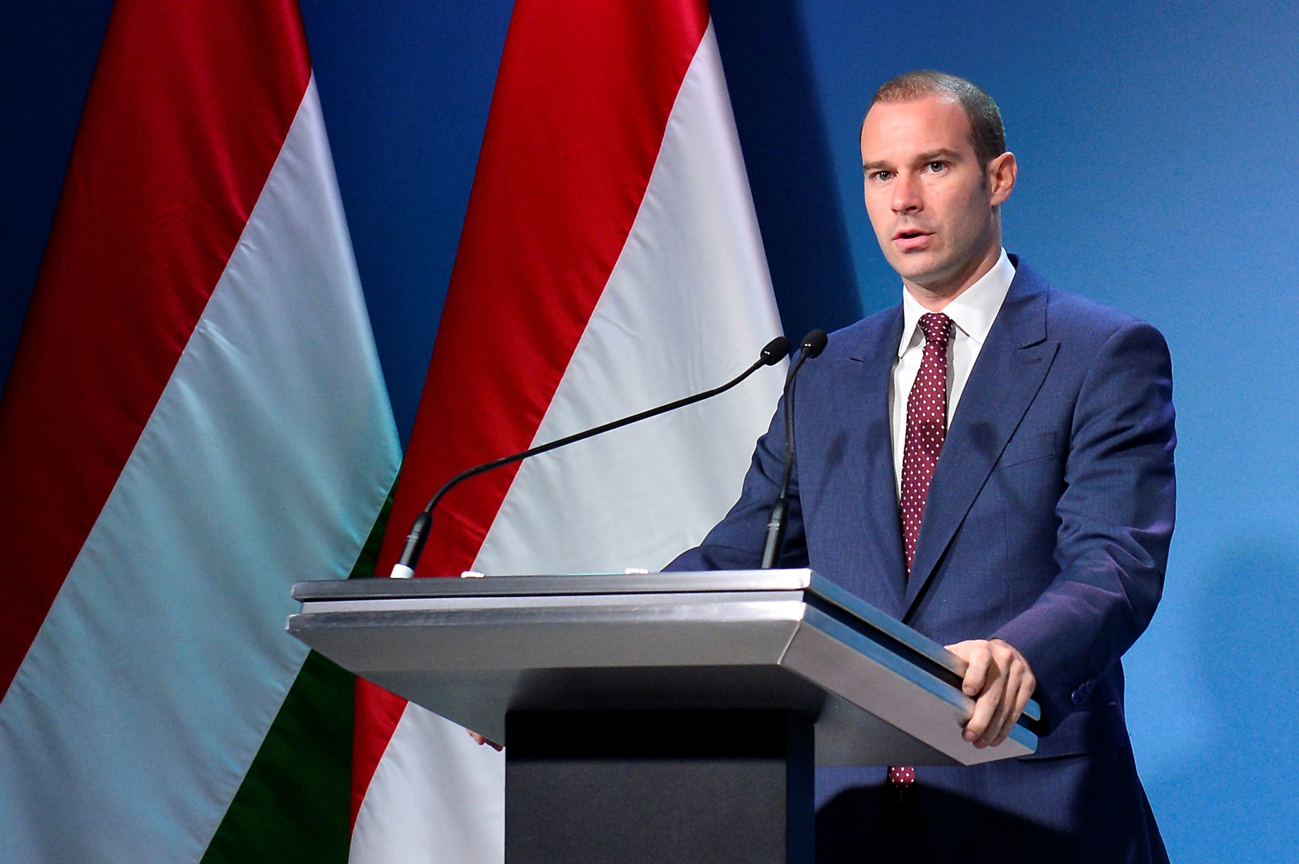 Hollik: Már decemberben 15 százalékkal emelkedik a minimálbér - Startlap