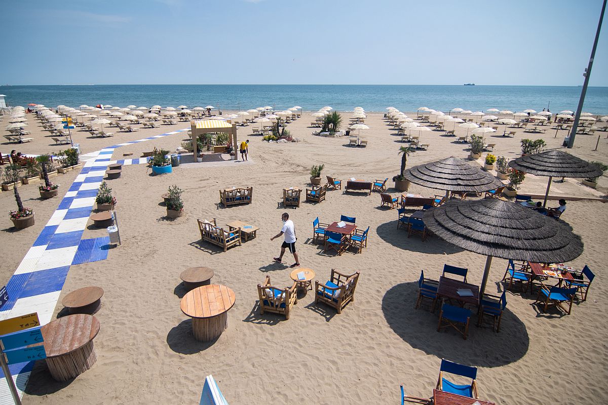 Megnyitották a strandokat Olaszországban – fotókon az újrakezdés ...