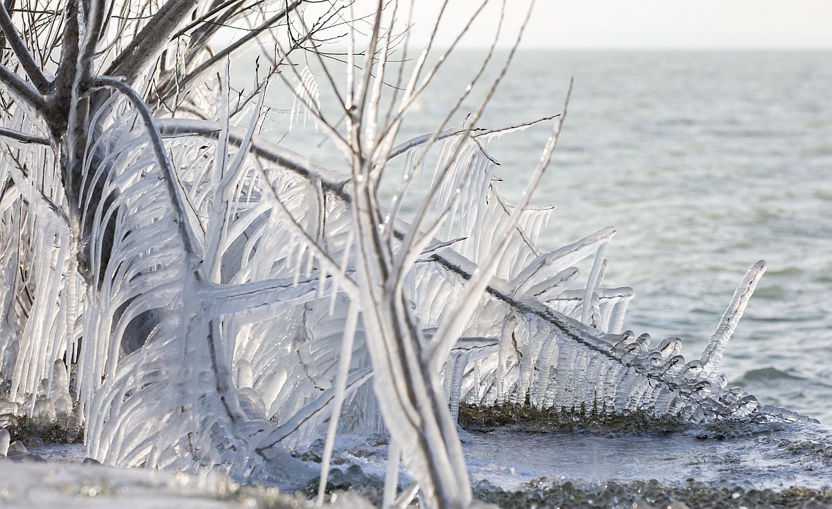 Videón, ahogy üvegtáblaként összetörik a Balaton jege - Startlap Utazás