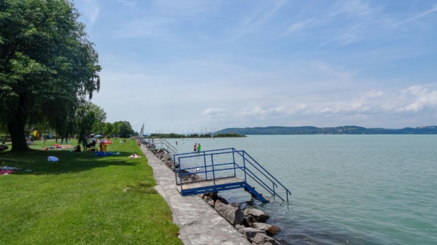Balatonalmádiban ingyen lehet strandolni reggel és este - Startlap Utazás
