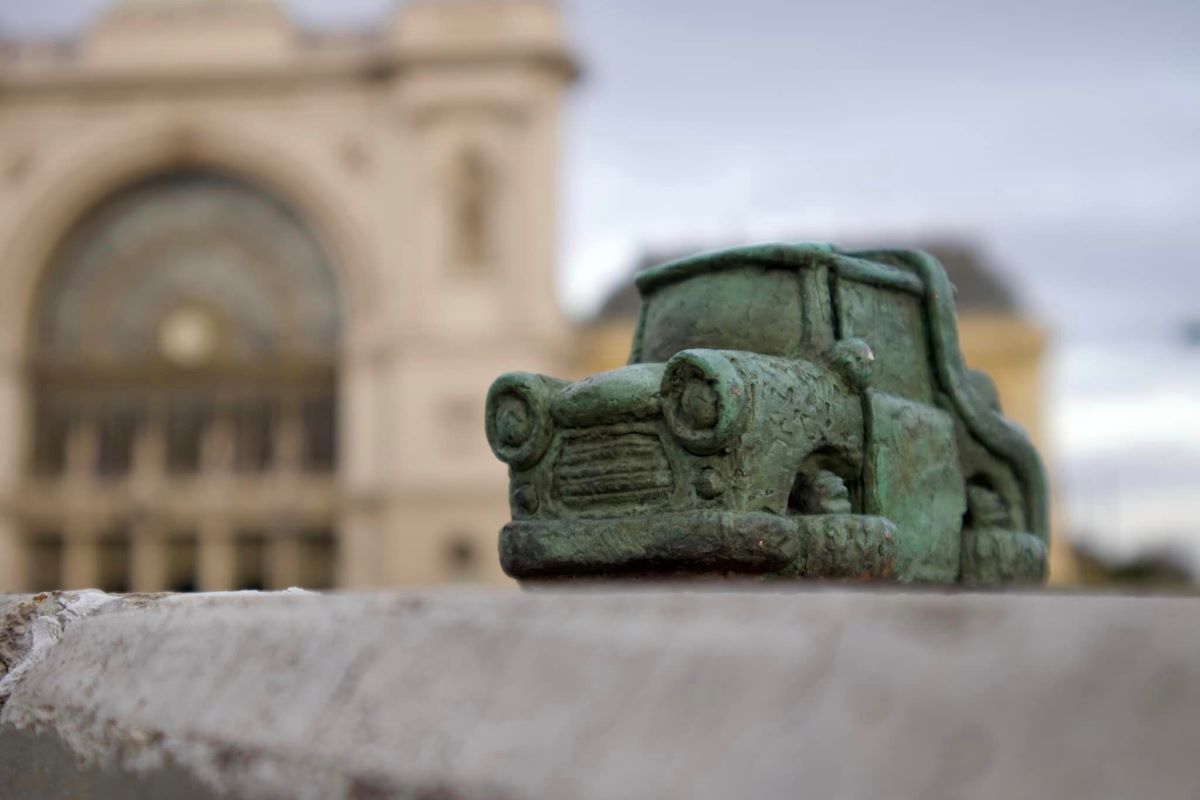 Újabb Kolodko-miniszobor Budapesten, ezúttal a Keletinél - Startlap Utazás