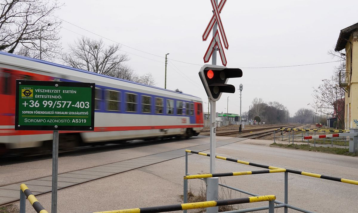 Új közlekedésbiztonsági táblákat helyeztek el vasúti átjárókban ...