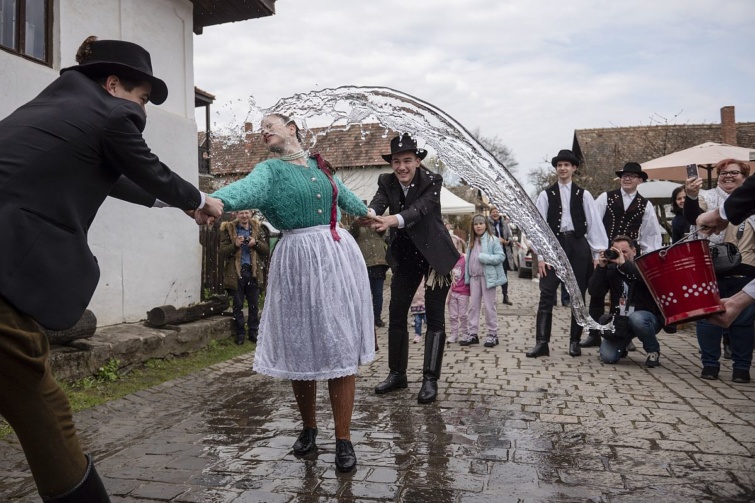 Fotókon a hollókői húsvéti locsolkodás | Startlap Utazás