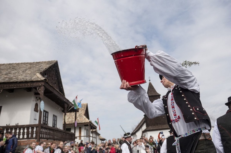Fotókon a hollókői húsvéti locsolkodás | Startlap Utazás