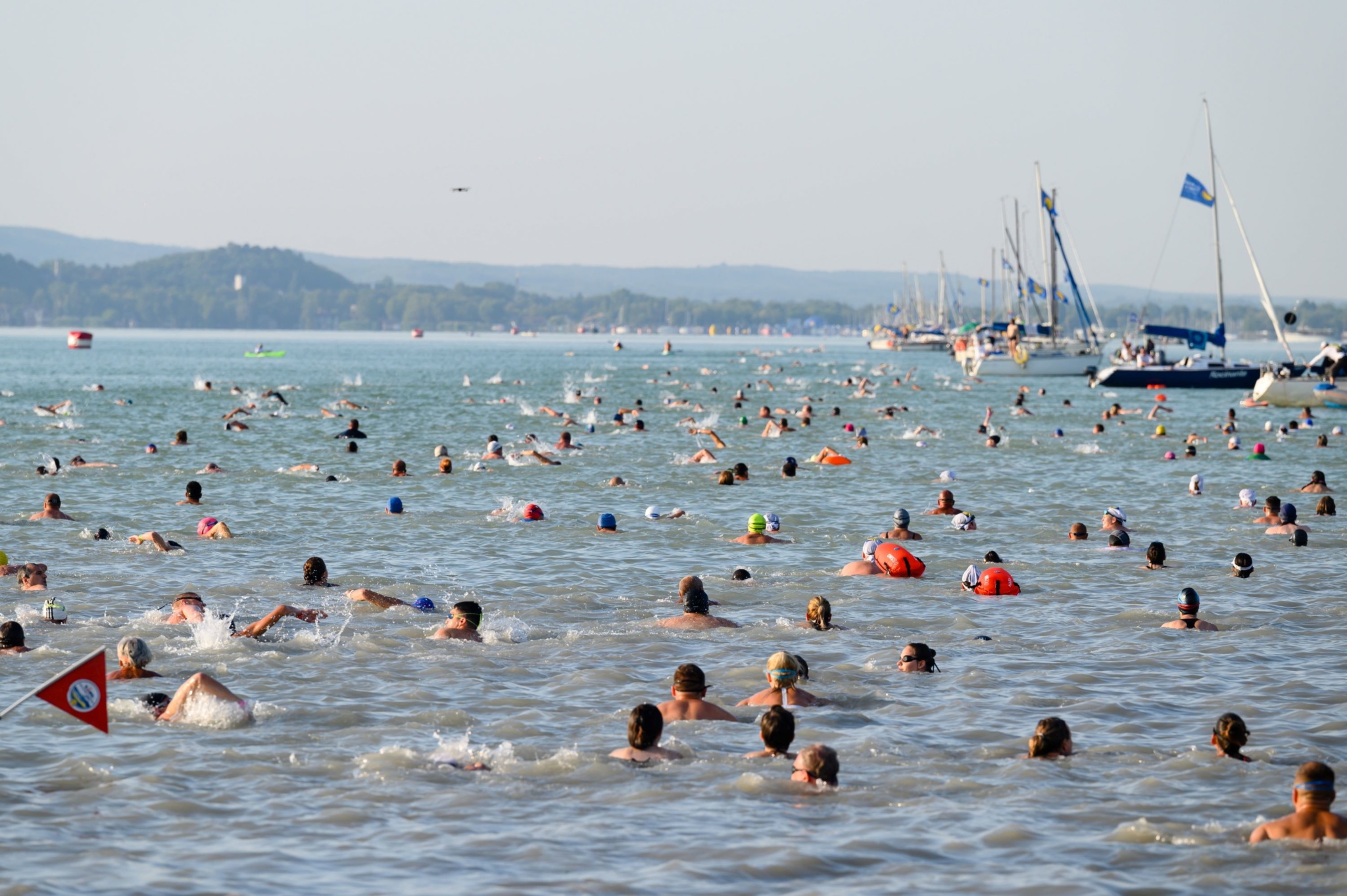 Vasárnap megtartják a Balaton-átúszást, de csak tapasztalt úszóknak ...