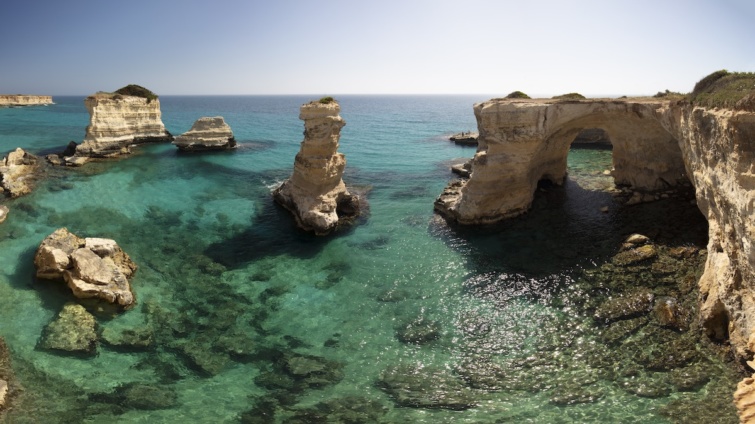 Fotókon a pazar olasz tengerpart, ahol sziklák között úszhatunk ...