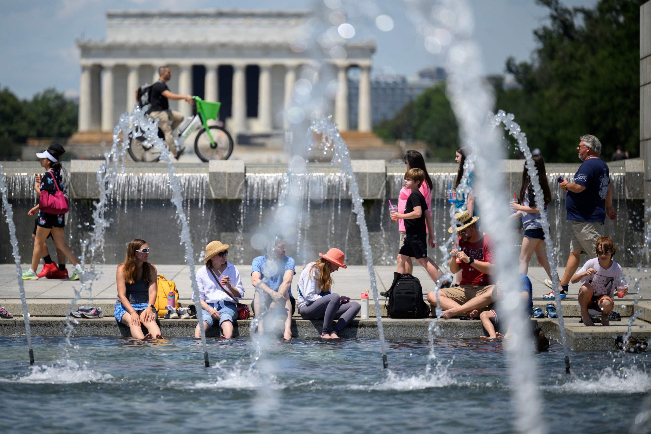 Fotókon, ahogy a pokoli hőség végigsöpör a nagyvilágon: így viselik az ...