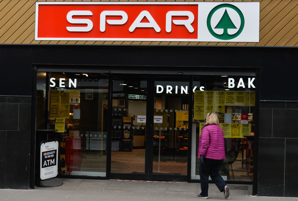 Döntött a Spar: kötelező a maszk a boltosoknak | Startlap Vásárlás