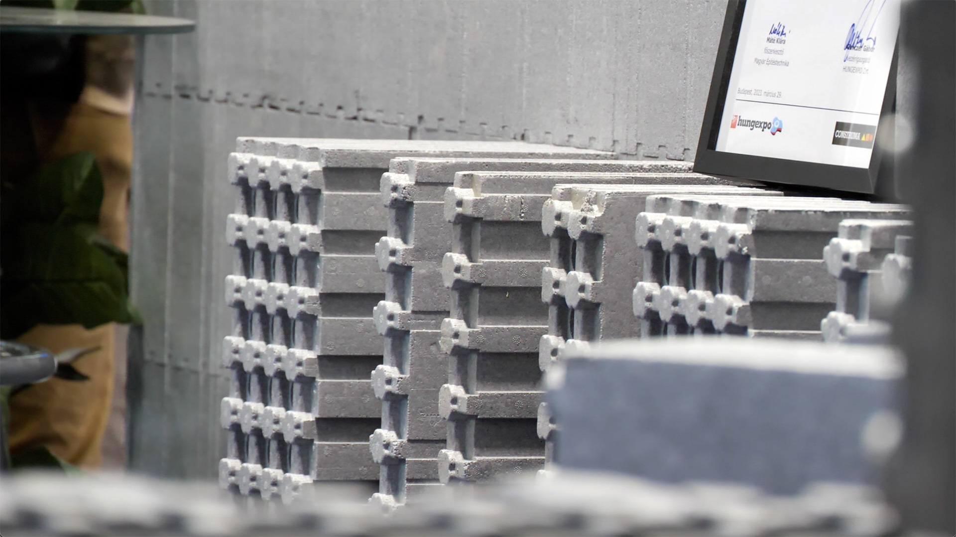 Modern téglától a nádtetőig: megoldások, amivel csökkenthető a ...