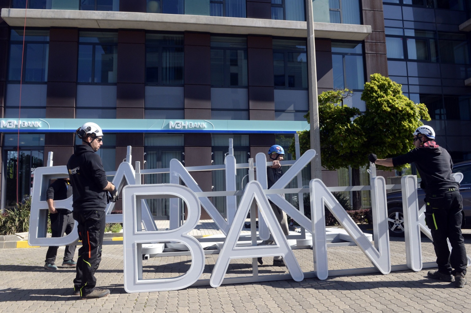 Fotókon, ahogy összeolvadt két hazai nagybank | Startlap Vásárlás