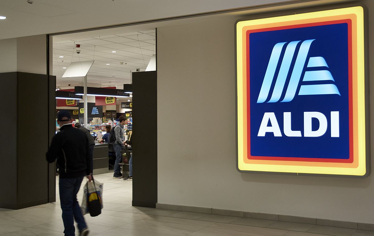 Megérkeztek az Aldi üzleteibe a visszaváltható italospalackok ...