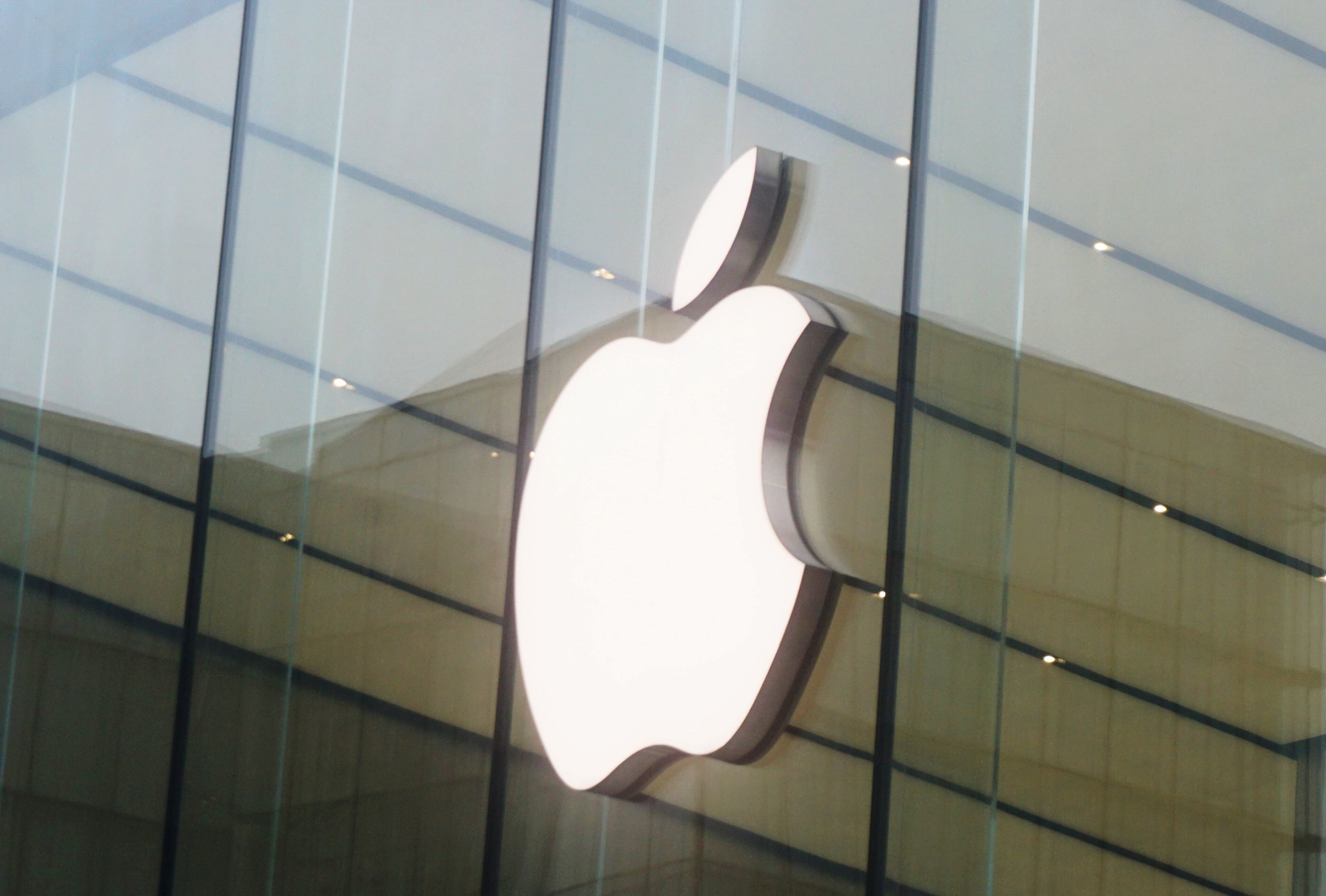 Mindjárt itt az új olcsó iPhone, már készülnek a bejelentésre ...