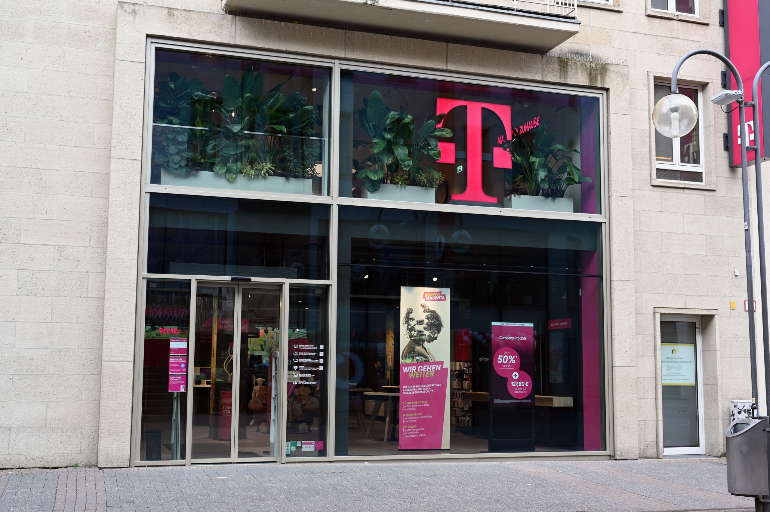 Ingyen ad új telefont a Telekom: így kaphatod meg a mobilt | Startlap ...